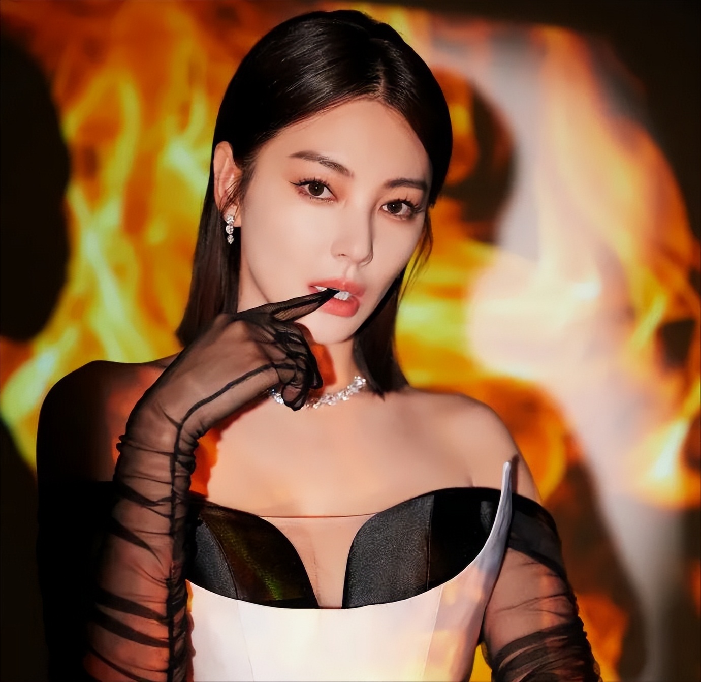 Xu Qing's hips, Li Xiaoran's chest, Yu Nan's lips, middle-aged actresses are too sexy - iNEWS