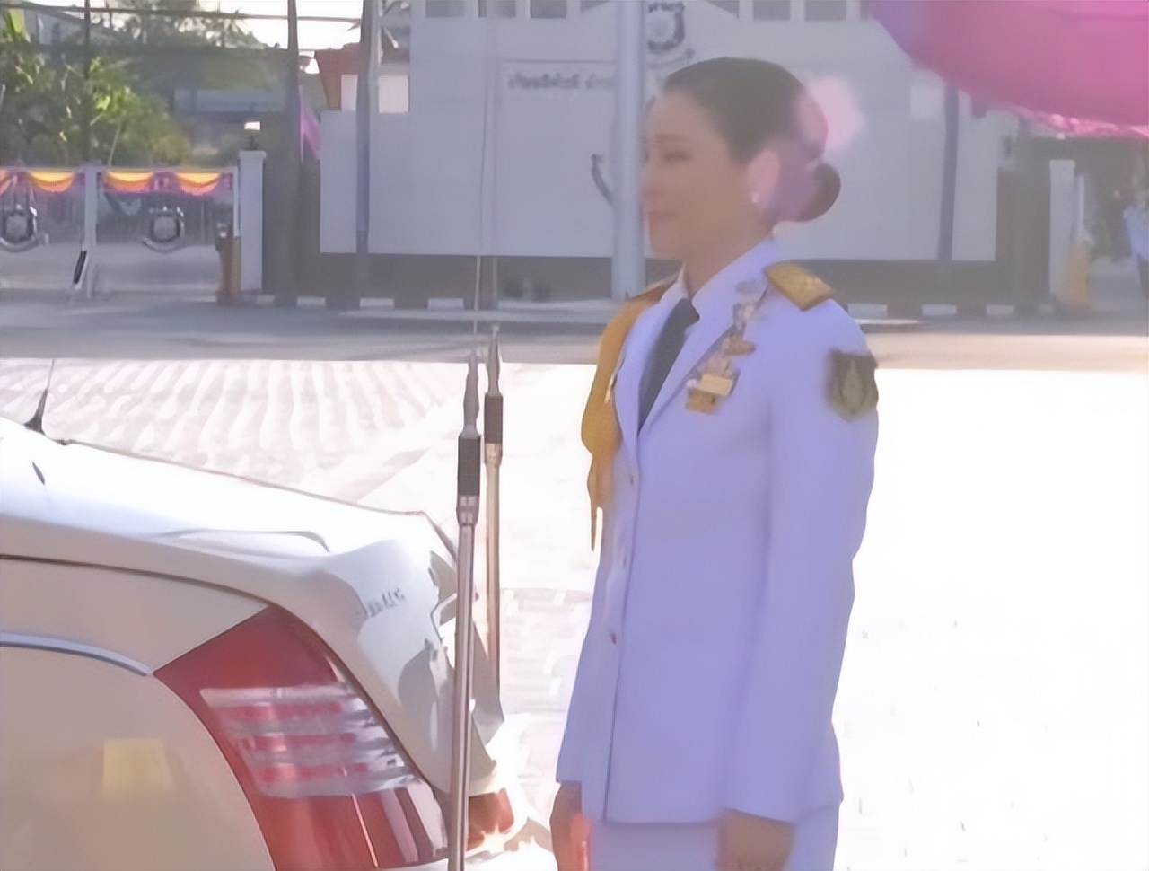 The 44-year-old Suthida is revealing this time, her hands are rough ...