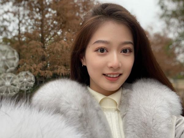 Feng Lin surprised everyone again, as the host of Dragon TV's New Year ...