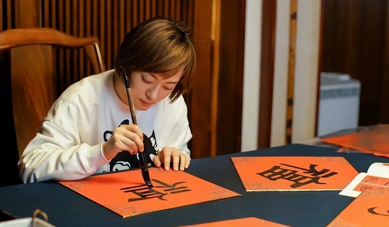 Sun Li Suyan participated in the children's charity sale. She was ...