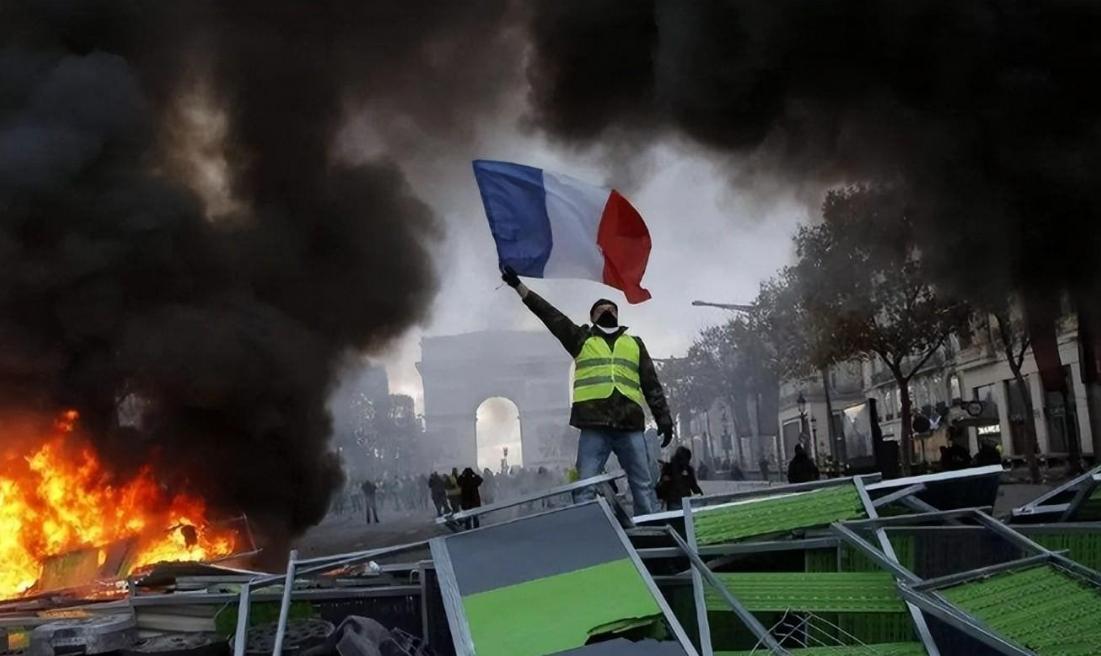 When the French riots got out of control, a Chinese special plane flew ...