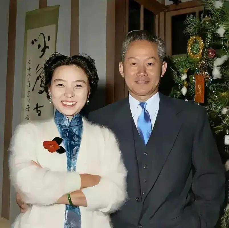 In 1990, Sun Liren's four children took a group photo in front of their ...