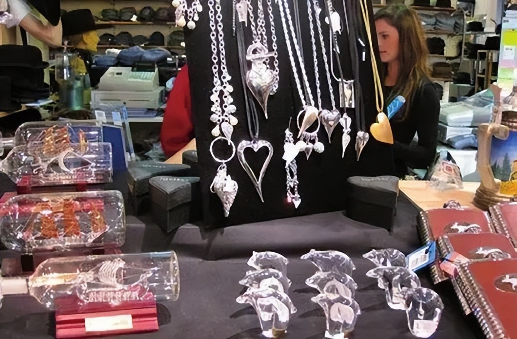 The historical origins of Norwegian crystal, its evolution and ...
