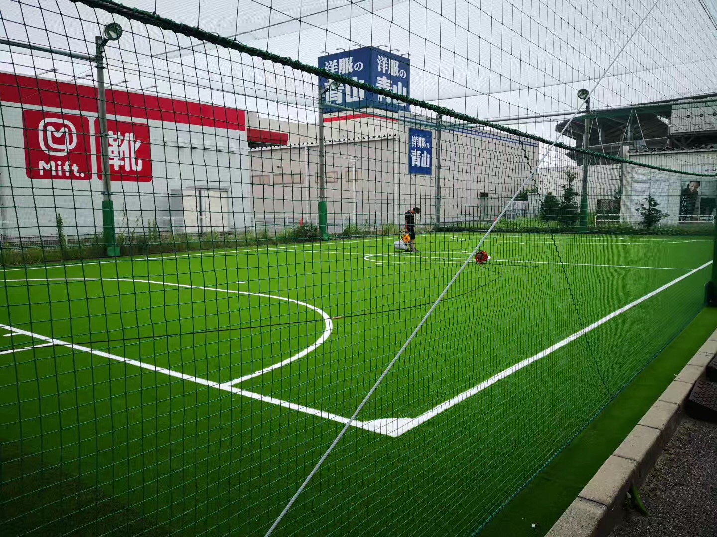 Artificial turf cage football field on the roof - iNEWS