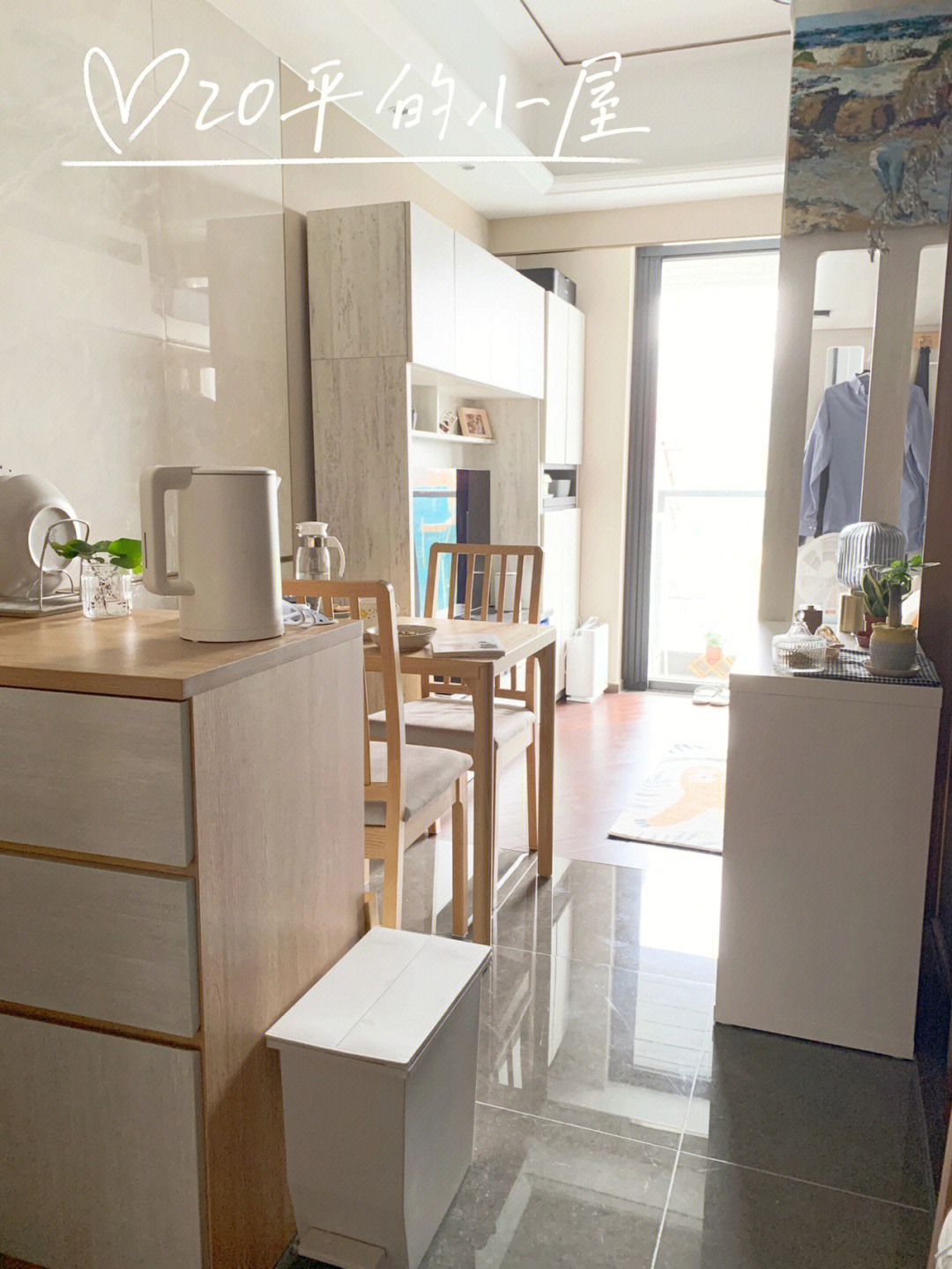 A family of 3 in Hong Kong lives in a 20-square-meter hut. The storage ...