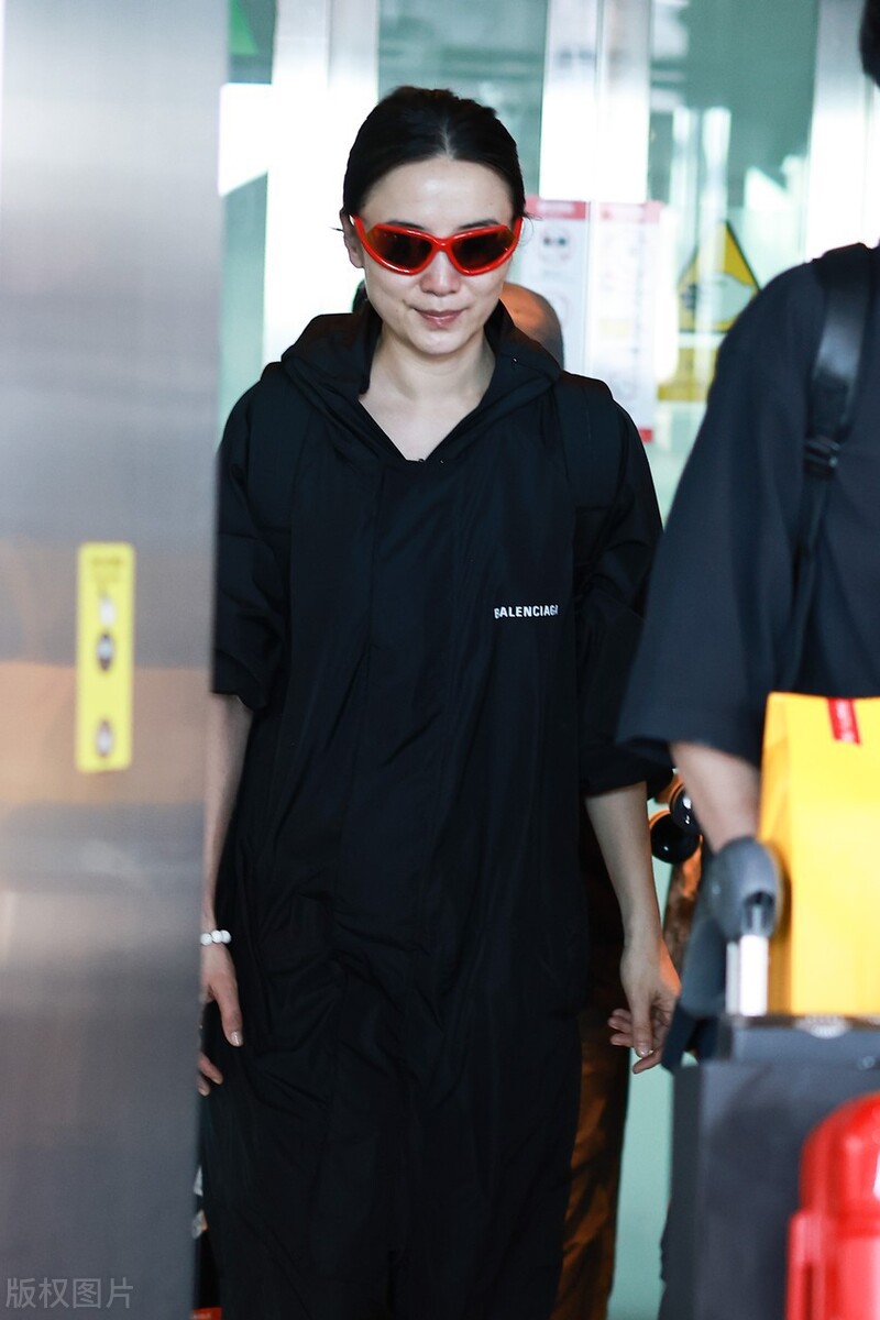 The fashion goddess Song Jia appeared at the Beijing airport. Fans were ...