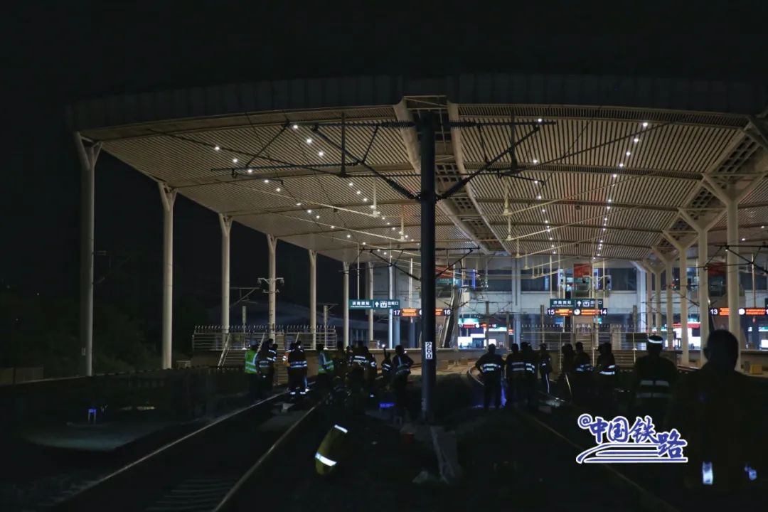 Two high-speed railways with a speed of 350 kilometers per hour ...