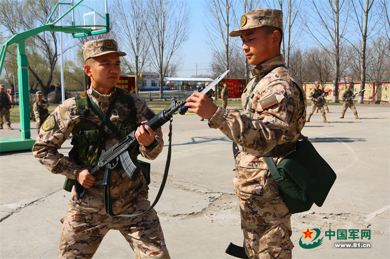 passionate!Direct attack on armed police officers and soldiers ...