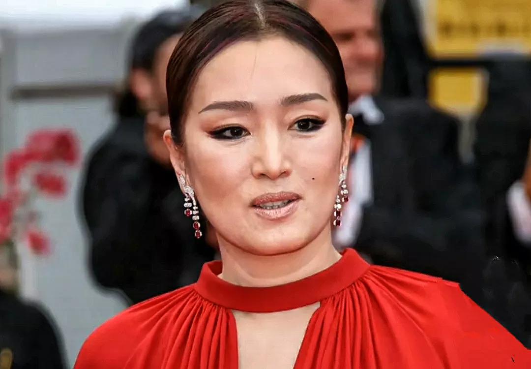 The 31-year-old Zhou Dongyu's expression and temperament began to move closer to Gong Li, but ...
