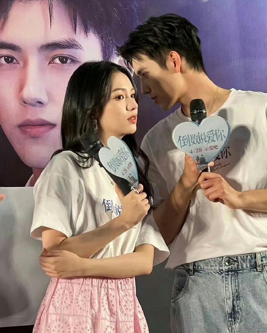 Chen Feiyu Zhou also took a group photo at the film festival. The aura ...