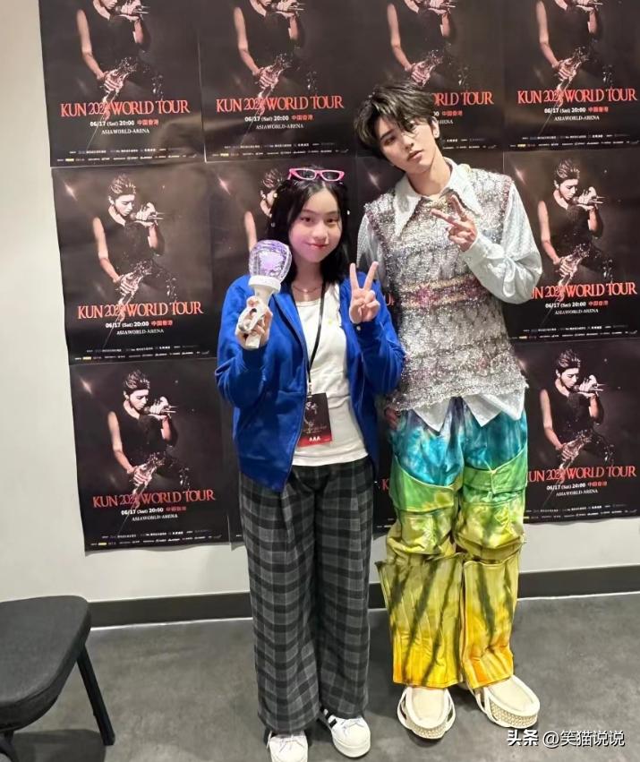 Liu Xiuhua posted photos of the concert: taking photos with Cai Xukun ...