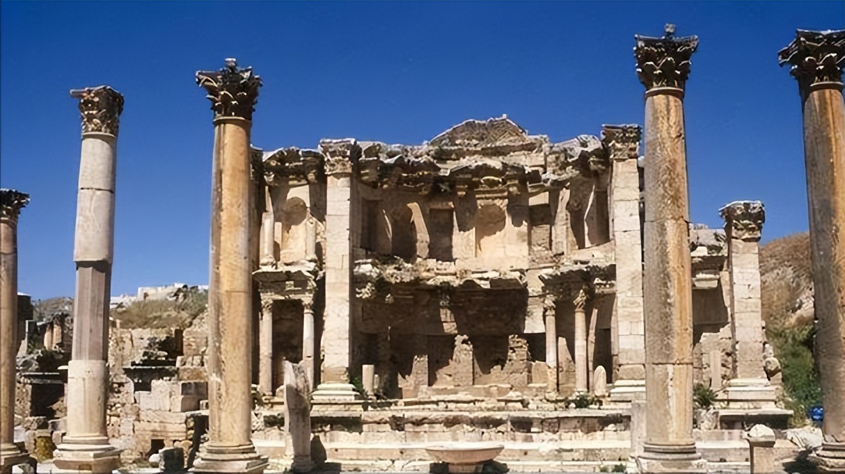 The reflection of the Salbury pillars on the remains of ancient ...