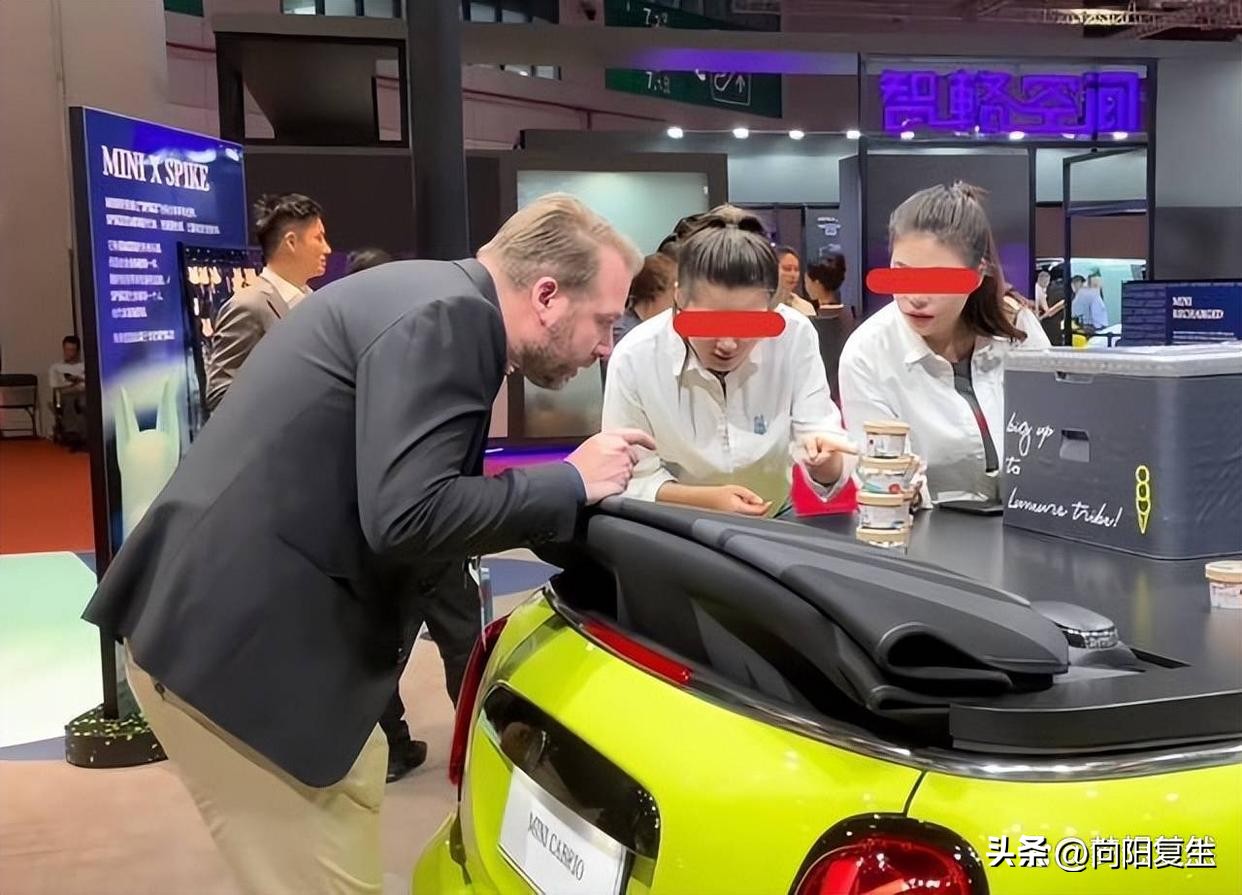 At the BMW MINI front desk at the Shanghai Auto Show, he looked coldly ...