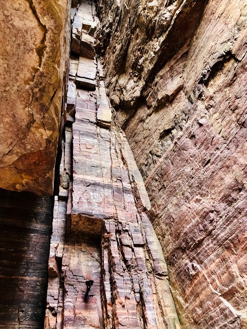 A cliff tower was photographed in Taihang Mountain. It is not easy to ...