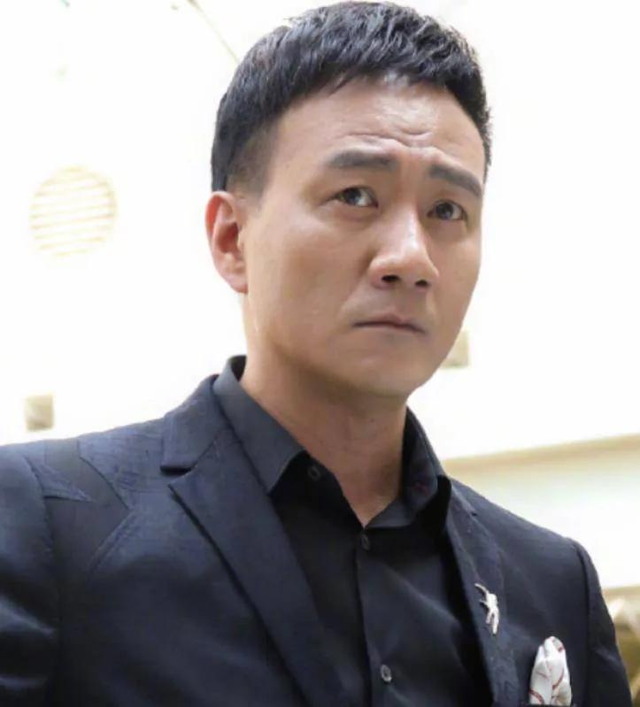 A recent photo of Hu Jun's son was exposed. He is 1.8 meters tall at ...