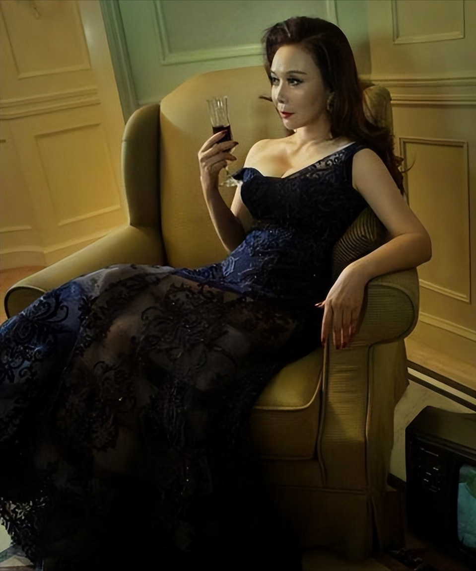 The middle-aged actors with sagging cheeks, bloated foreheads, and stiff expressions have all ...