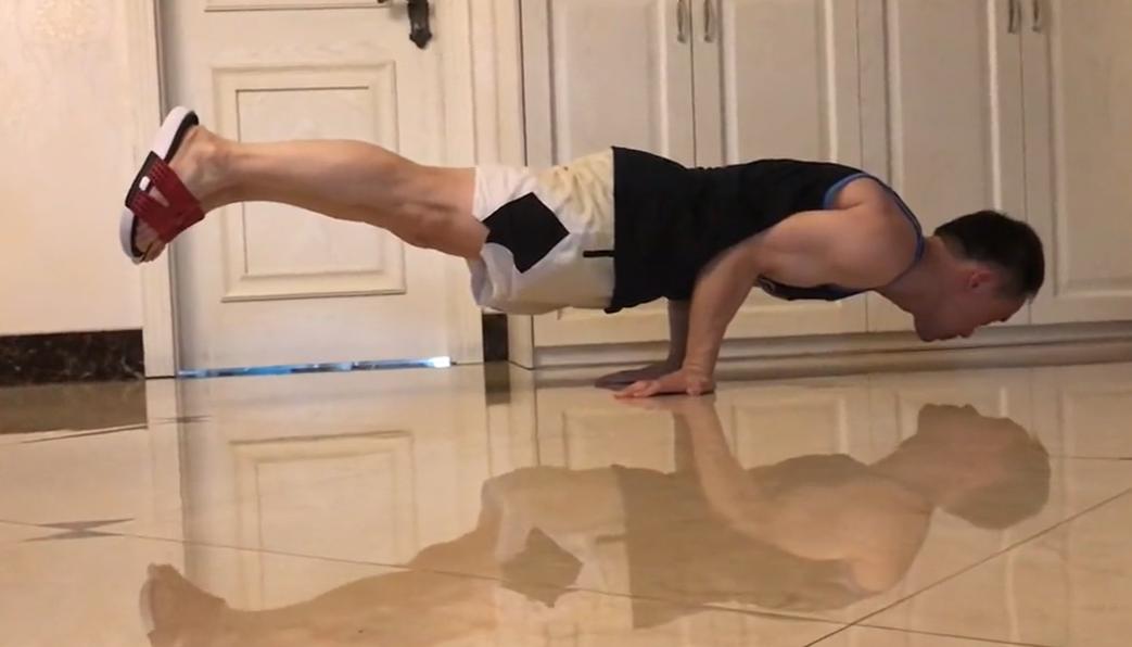 handsome!Linping's 50-year-old uncle shows off his muscles and hits the ...