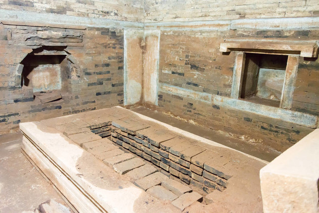 It's not male, it's not female. Generations of eunuchs are romantic ...