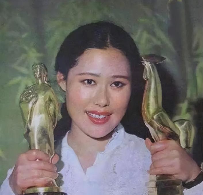 A recent photo of Siqin Gaowa was exposed, and she is still filming on ...