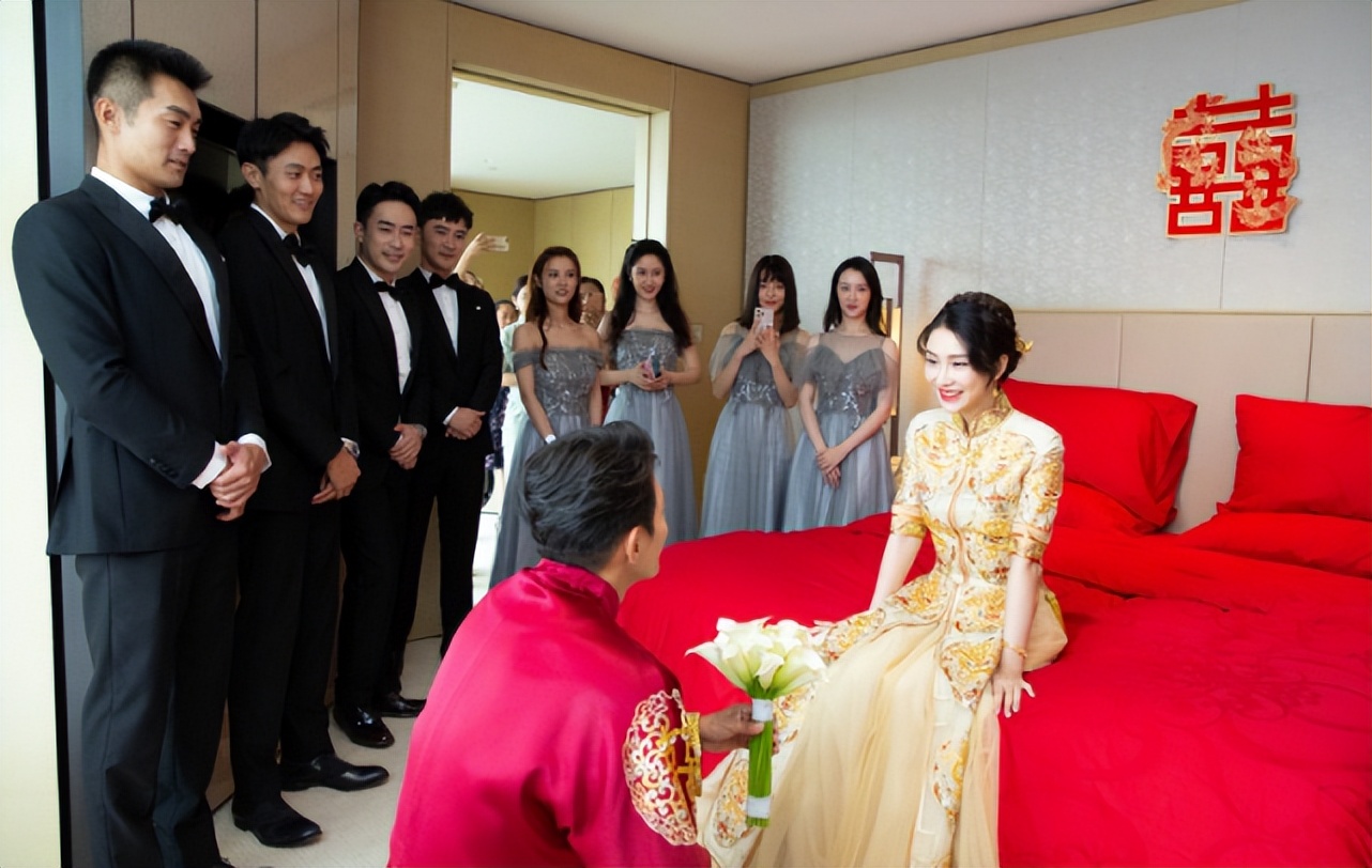 Li Zifeng posted a photo of a family of three stacked hands, the ...
