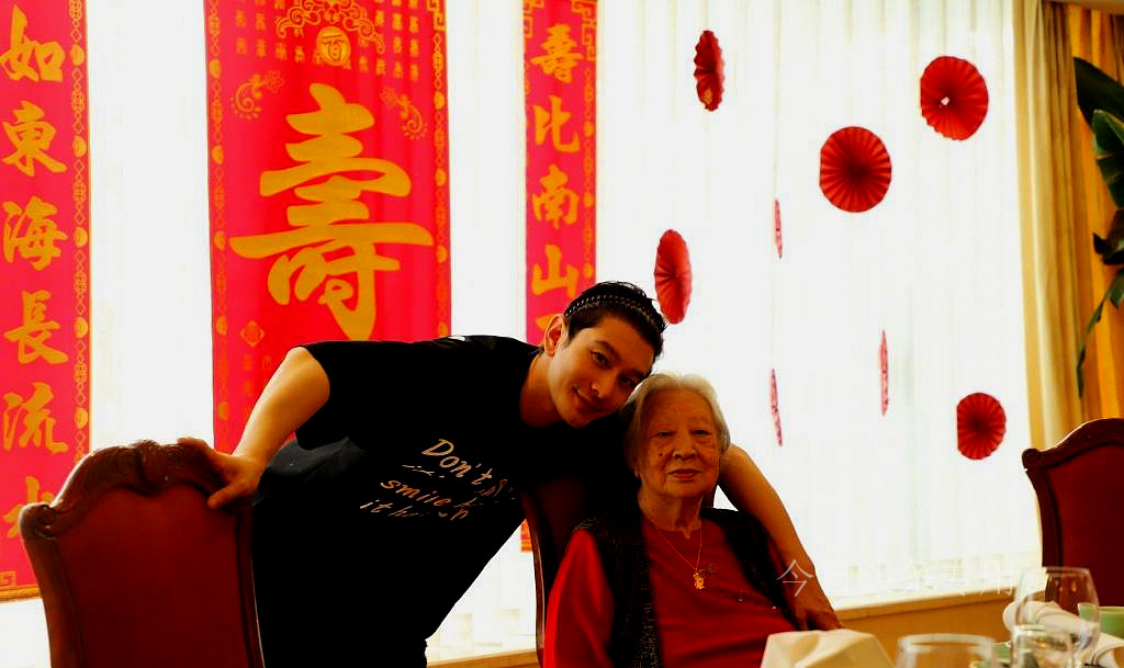 Huang Xiaoming celebrates his 95-year-old grandma's birthday, a family ...