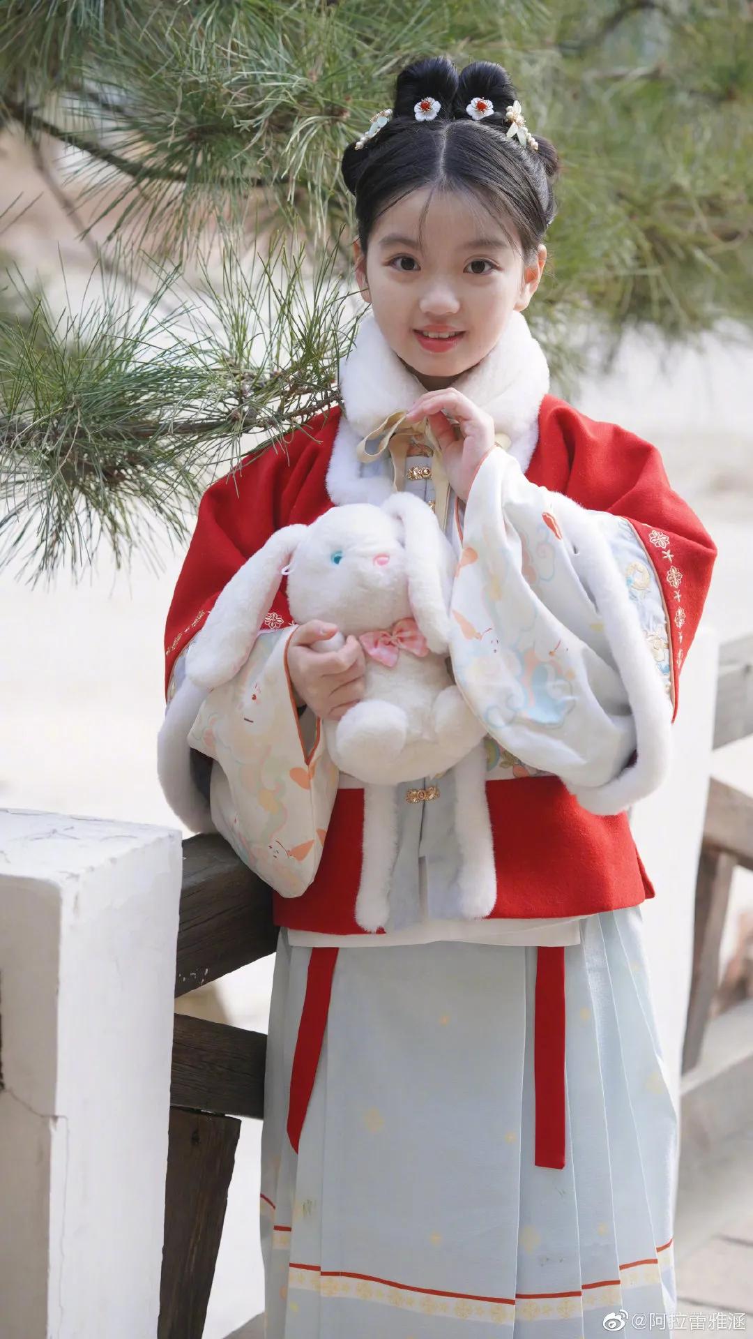 Alalei danced and smiled reluctantly during the Lantern Festival ...