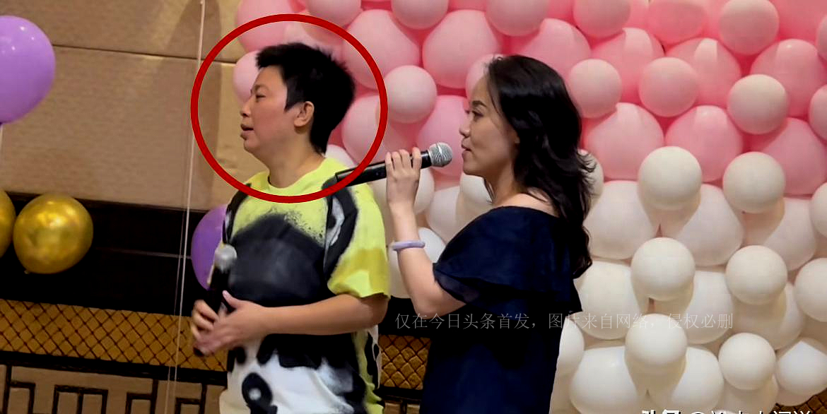 The 59-year-old famous singer Zhang Xing lives a happy life with his ...