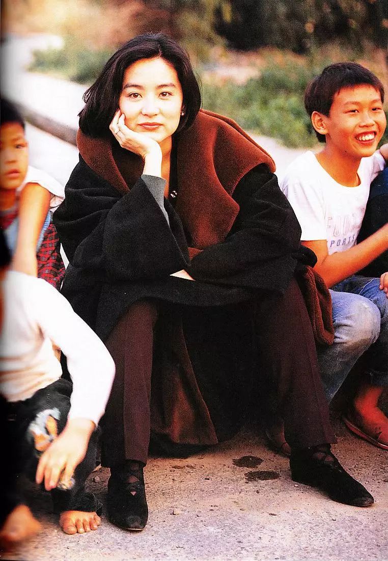 Wearing a mask can't stop her beauty. Although her face is old ...