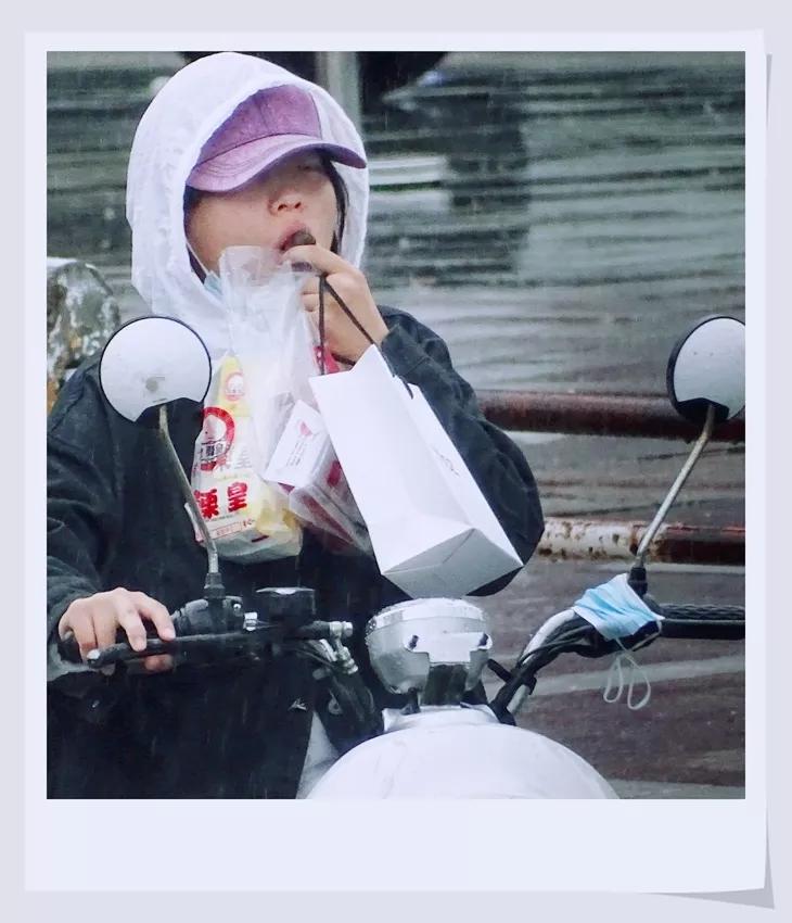 When shooting portraits in rainy scenery, you should feel your feelings ...