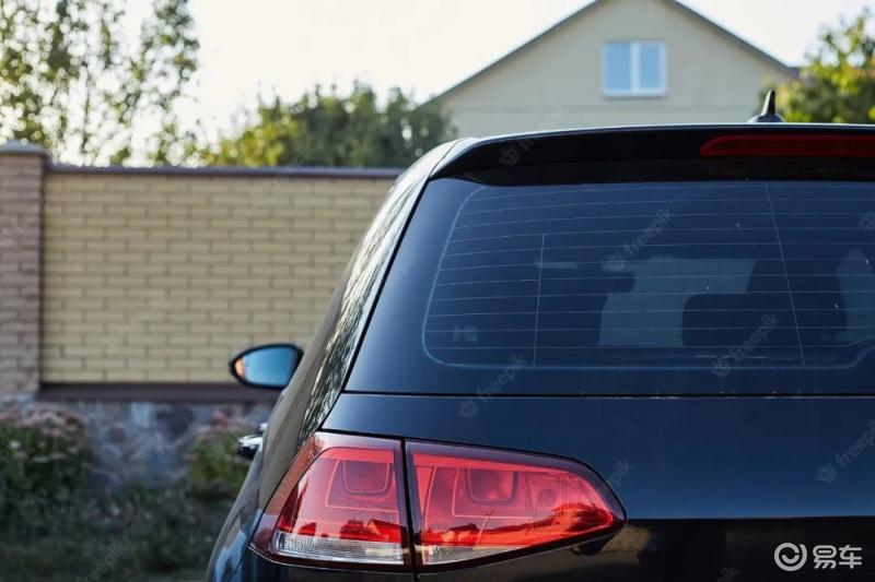 What is the purpose of the "horizontal line" on the rear windshield of ...
