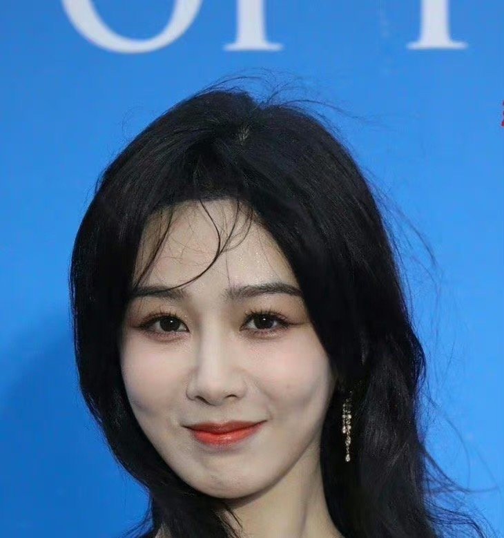 Yang Zi's hairline rushed to the hot search, and finally tasted Yang Zi's femininity! - iNEWS