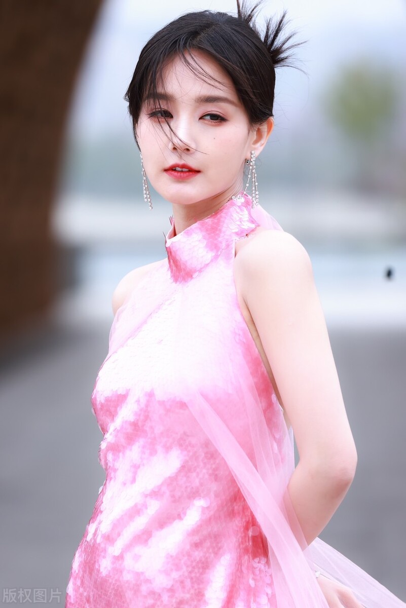 Li Yitong caused controversy by flying barefoot. What do you think? - iNEWS