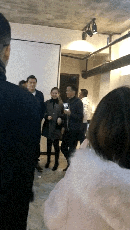Hu Ge showed up with his beloved wife, the two were very conspicuous, I ...