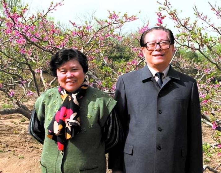 Lao Jiang: Loved his wife Wang Yeping for a lifetime, and held hands ...