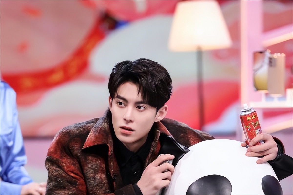 Wang Hedi is going to be a father?Standing next to the beautiful woman ...