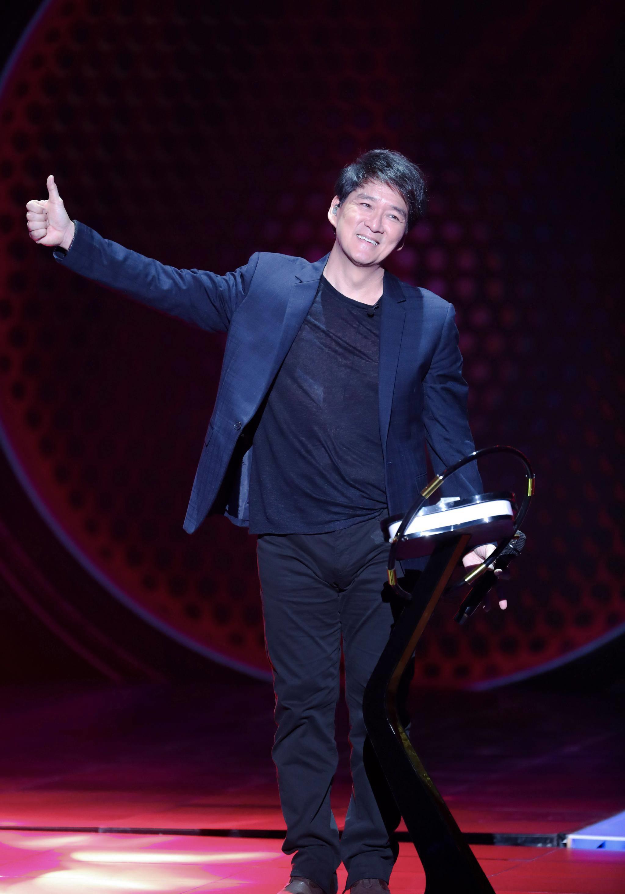 Zhou Huajian took his wife's gray and thin hair like an elder, and the ...