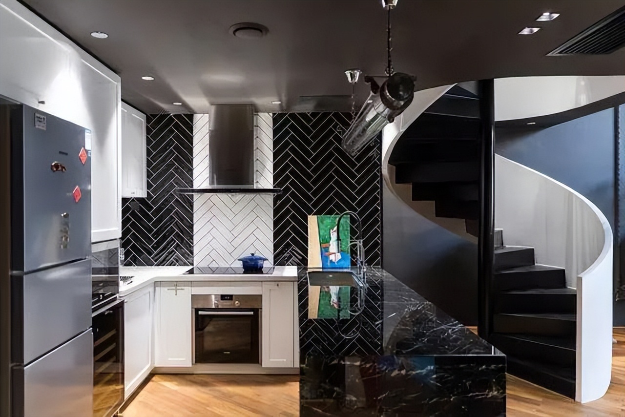 The loft is handsomely decorated, the glass bridge is eye-catching, and ...