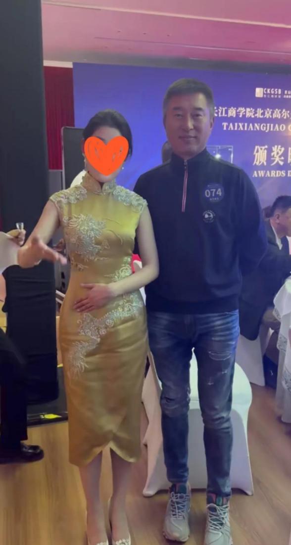 69-year-old Zhu Shimao participated in the event full of energy, poured wine on the beauties in ...