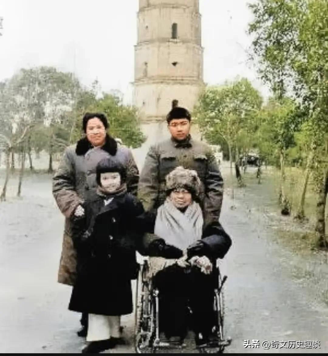 In 1984, a rare photo of Mao Xinyu, his grandmother Zhang Wenqiu, and ...