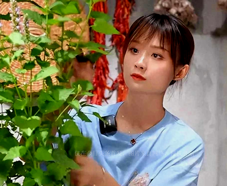 Internet celebrity Yan Su drives a Porsche to show off her wealth. She ...