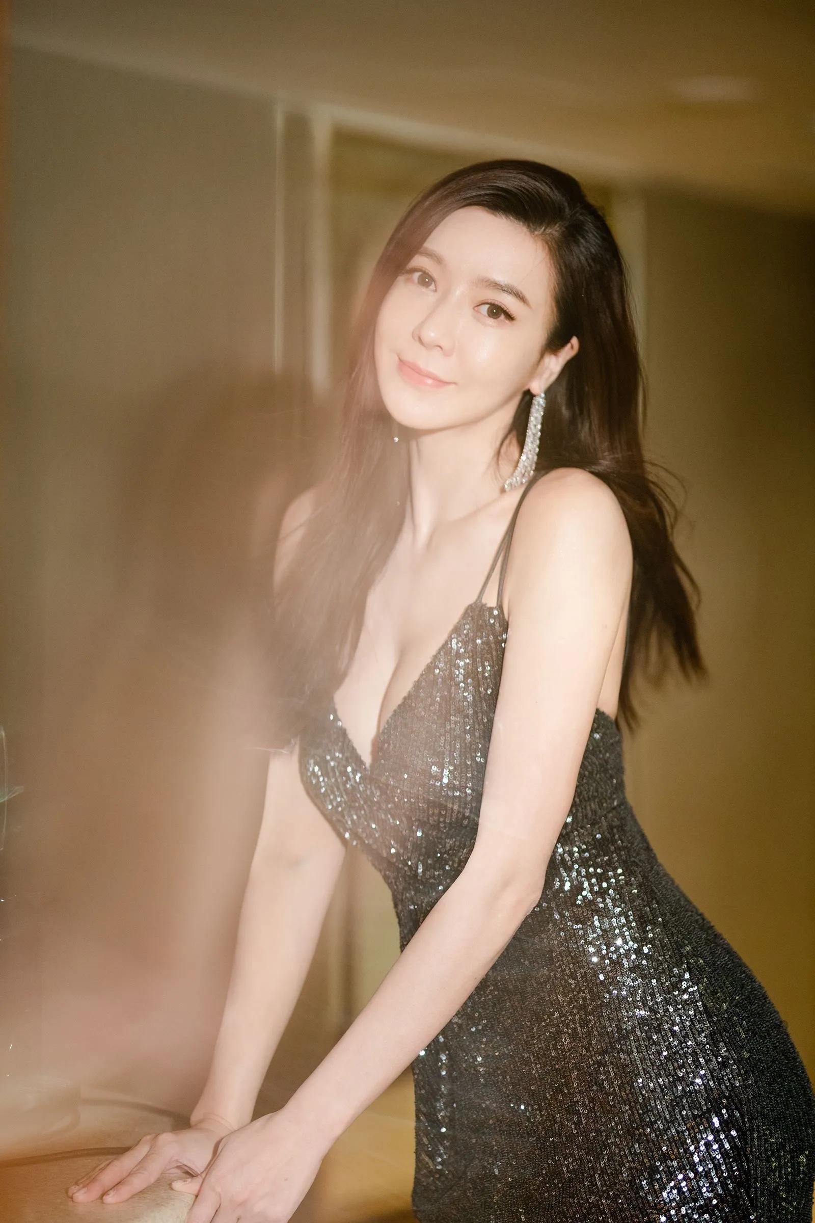 Zhou Weitong, beautiful - iNEWS