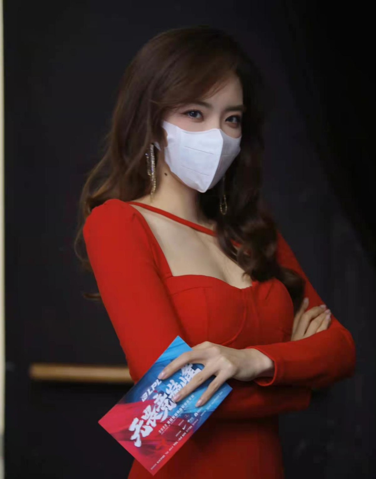 Yu Shuang is intellectual and elegant in a red dress, Rotuaner shows ...