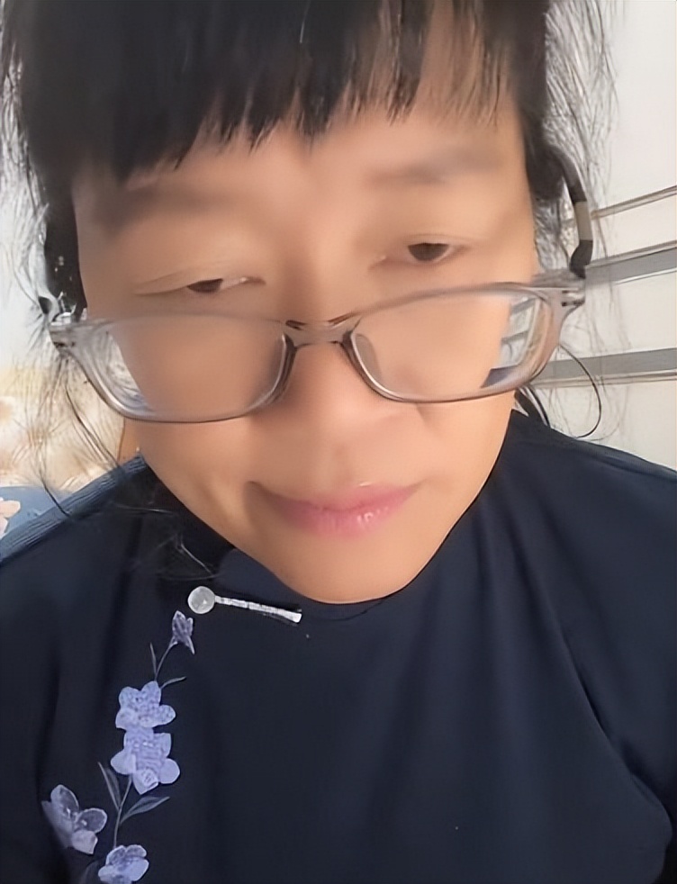 Yu Xiuhua's live broadcast caused controversy, with lowered eyes and ...