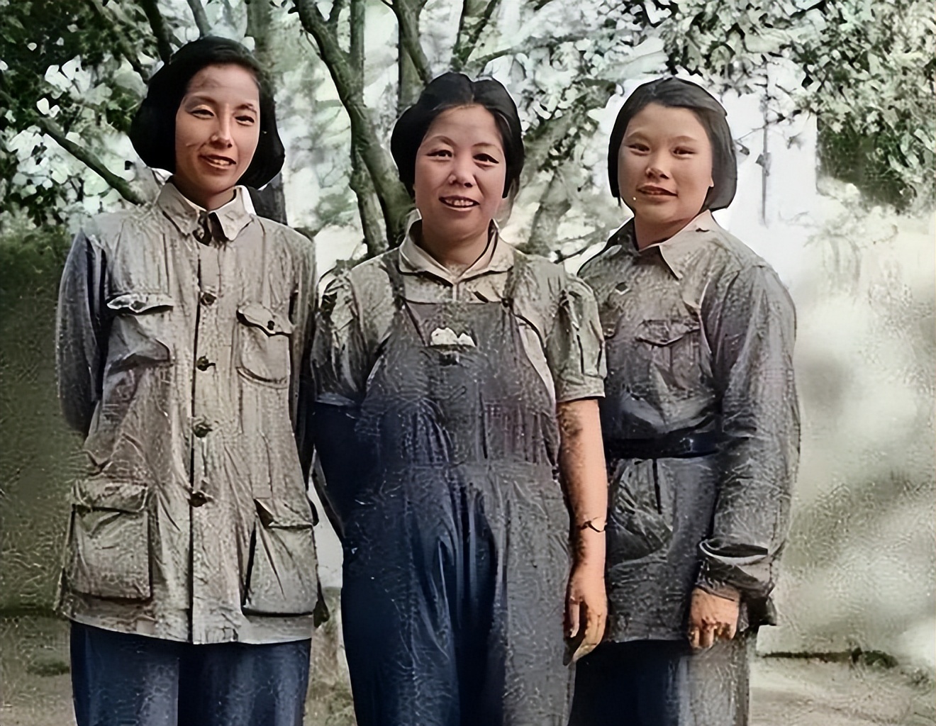 A group photo of three great wives, Deng Yingchao wearing overalls, the beauty on the left is ...