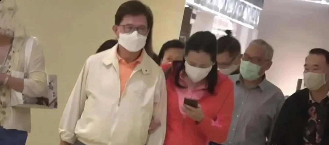 Guo Jingjing's mother-in-law wore pink tights to go shopping, 62-year ...