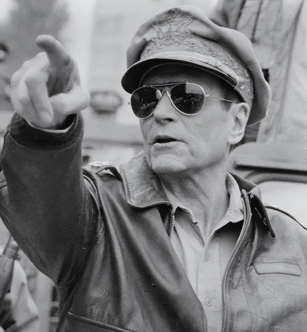 Peng Dehuai PK MacArthur: After the four peak duels in the Korean War ...