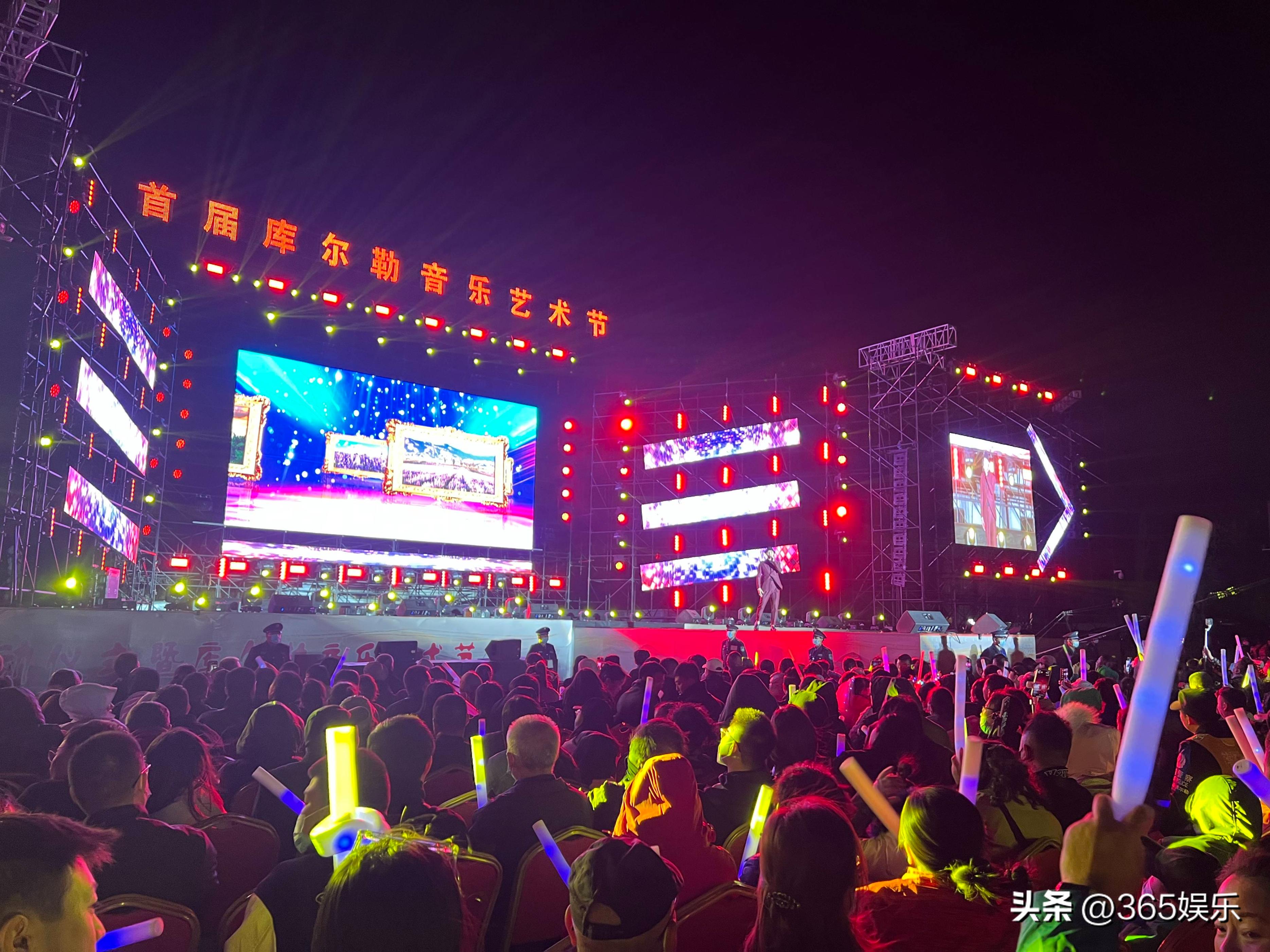 Singer Nie Linfeng sang passionately at Xinjiang Korla Music Festival ...