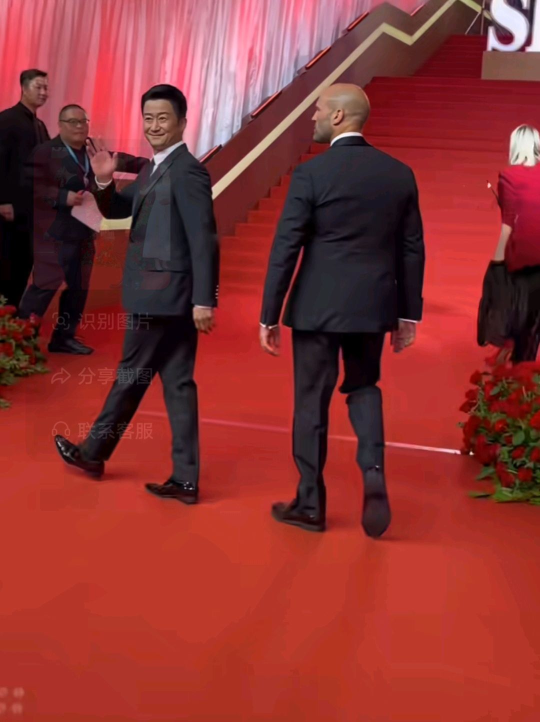 Wu Jing guides Jason to take pictures on the red carpet, the ...