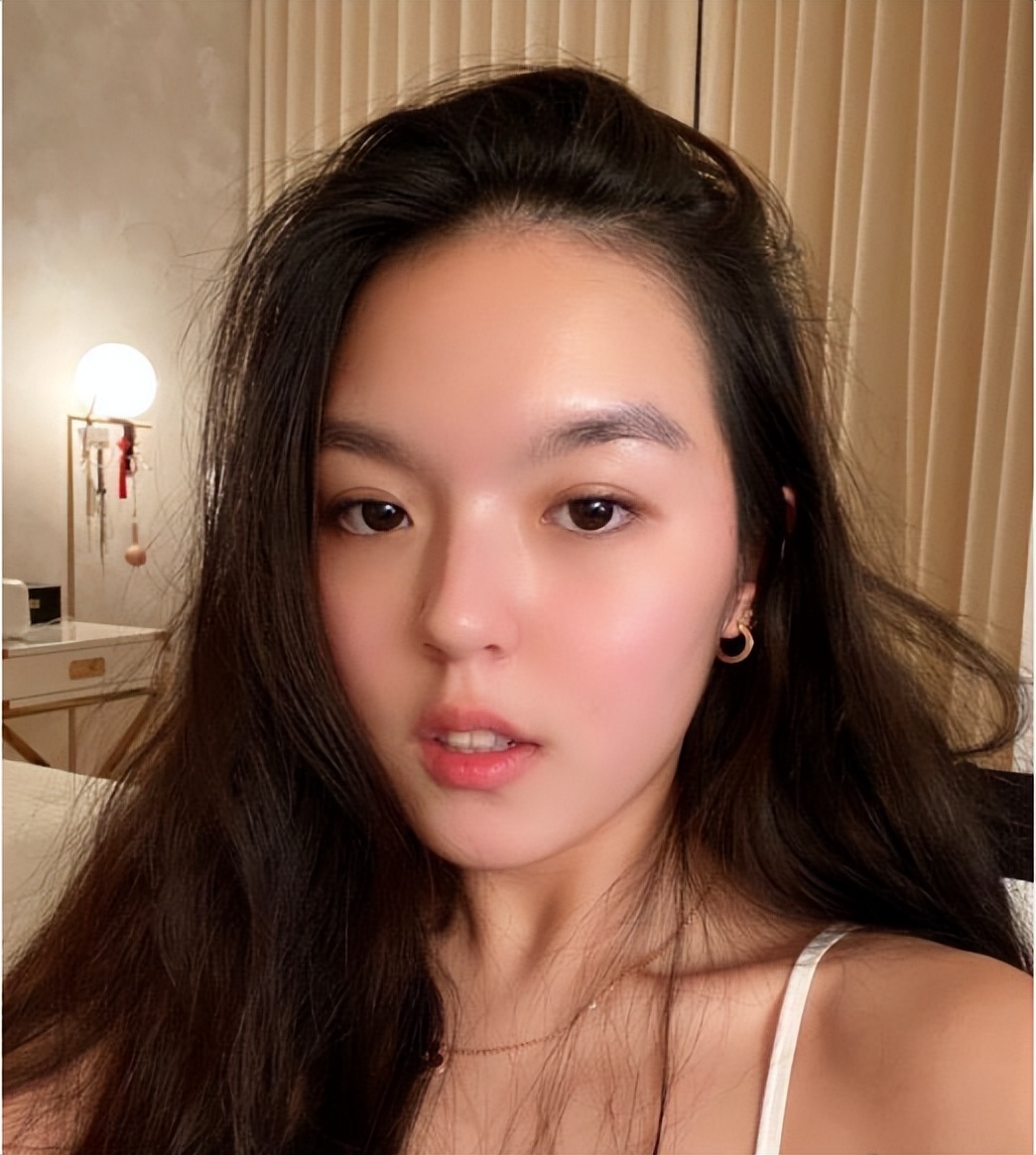 Li Yong's 21-year-old daughter officially debuted. She can speak five ...