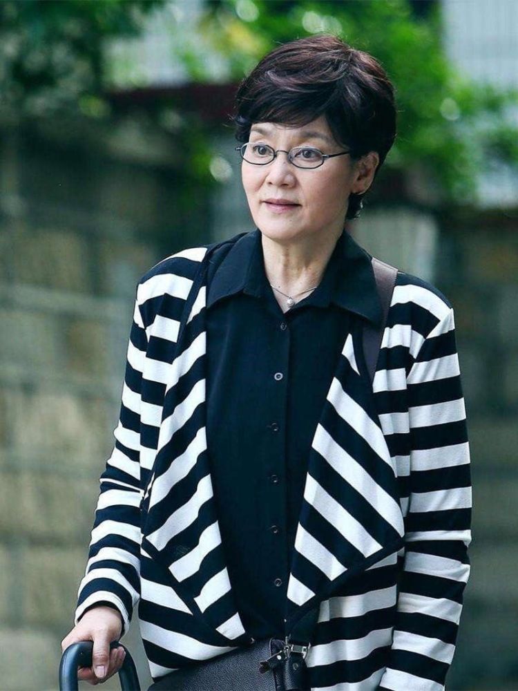 Tragic actress Pan Hong: At the age of 10, she ran 4,000 miles with her ...